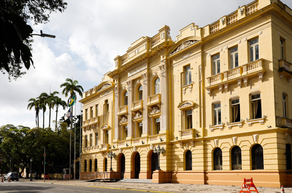 Raquel Lyra sanciona auxílio de R$ 2,5 mil para famílias afetadas pelas ...